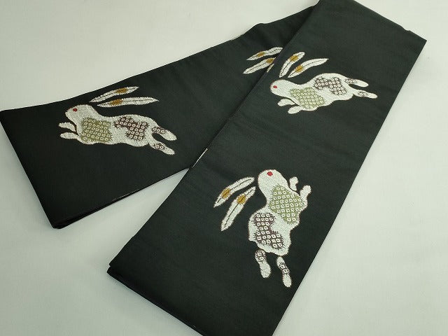 平和屋本店●極上　西陣　勝山織物謹製　両面　半幅帯　兎　うさぎ　舞花文　黒地　反端付き　逸品　DZAA3660kh6 平和屋本店○極上 西陣 勝山織物謹製 両面 半幅帯 兎 うさぎ 舞花文