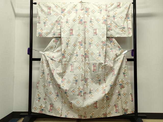 平和屋着物○本場大島紬 白大島 9マルキ 総絣 色紙重ね草花文